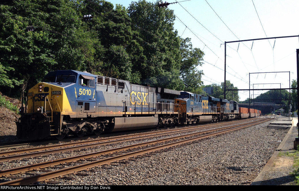 CSX AC60CW 5010 in YN2 leads Q034-28